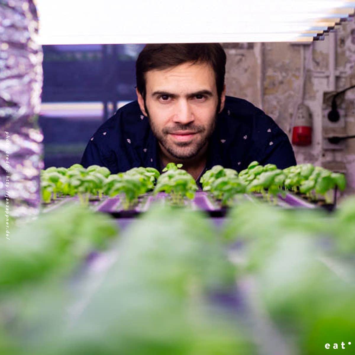 Infram สวนผักแนวตั้งในซูเปอร์ฯ เลี้ยงด้วยแสง LED ประหยัดน้ำ 95% - Urban ...