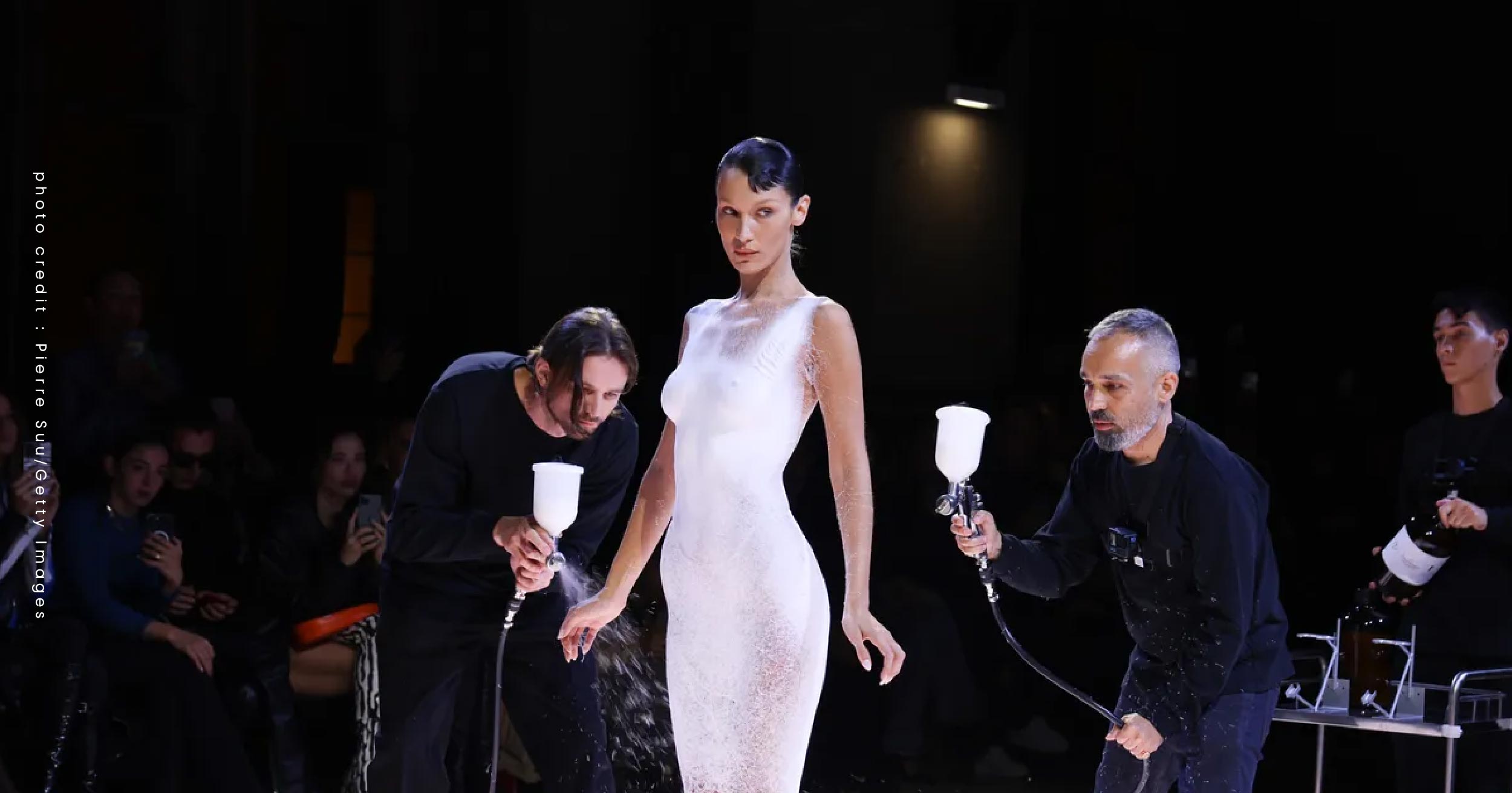 Spray-on Fabric สร้างชุดจากสเปรย์เส้นใยผ้า - Urban Creature