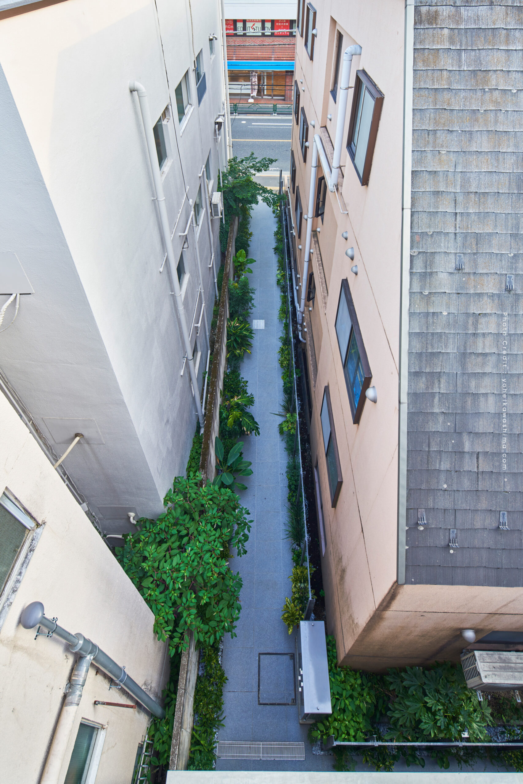 O_building รับแสงและเพิ่มพื้นที่ทางเดินด้วยกระจกครึ่งบาน - Urban Creature